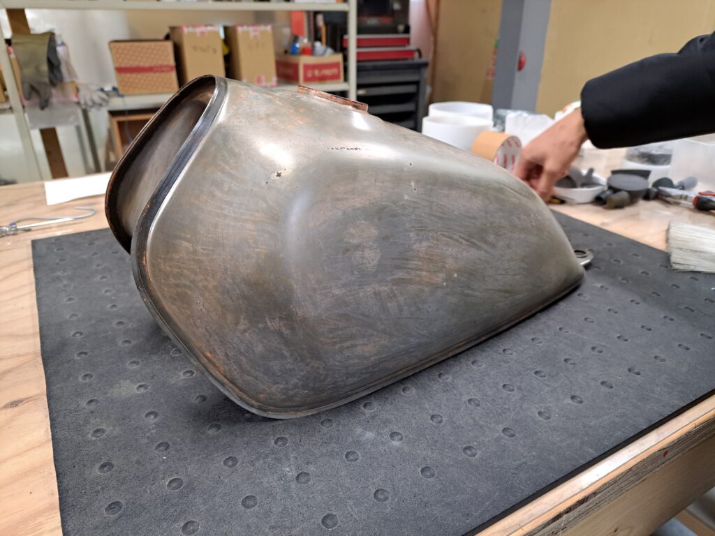 初めてのバイクカスタム【タンク塗装編】～DF-CRAFTで施工体験させてもらいました～ - RIDE-HACK