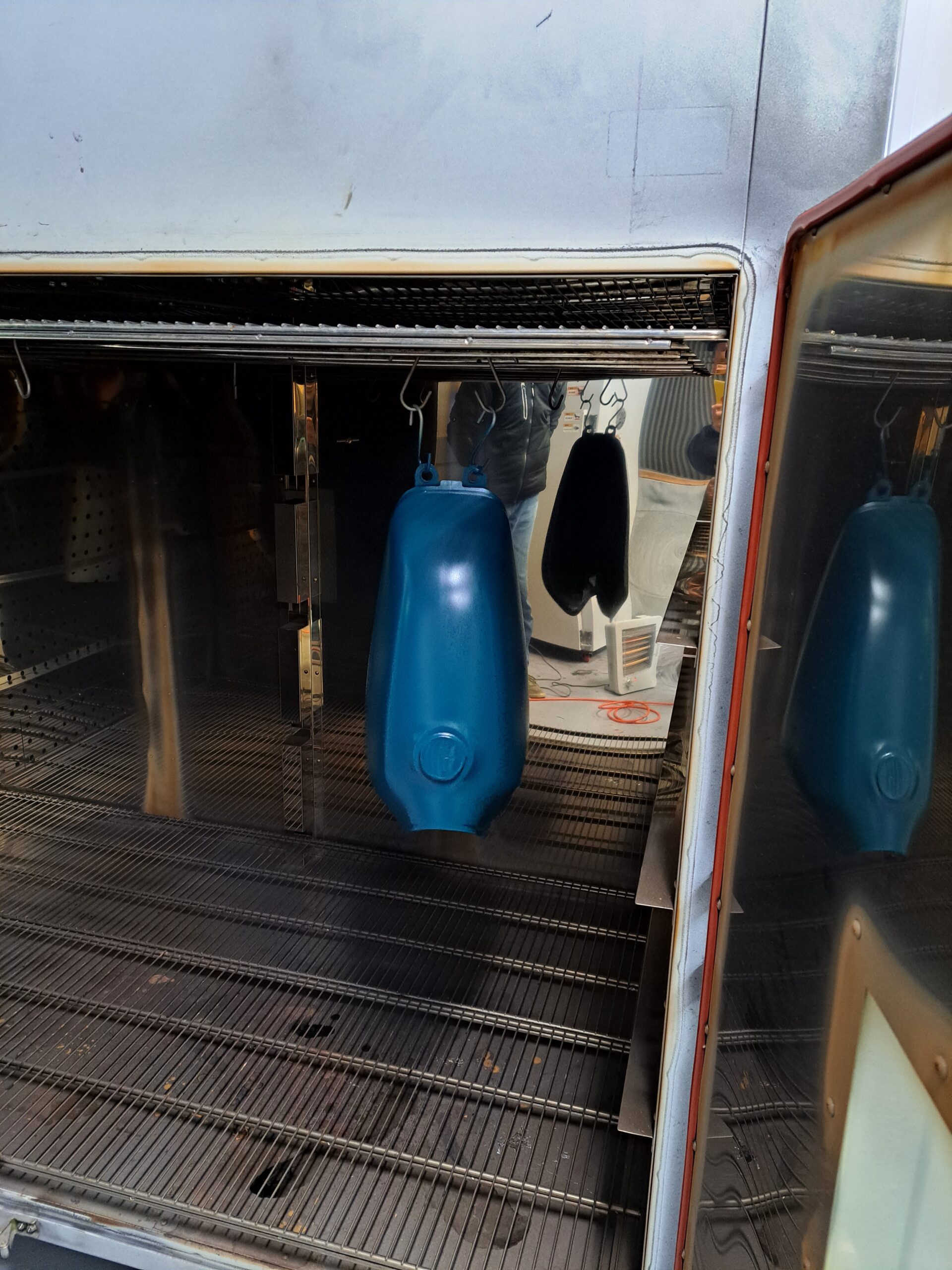 初めてのバイクカスタム【タンク塗装編】～DF-CRAFTで施工体験させてもらいました～ - RIDE-HACK