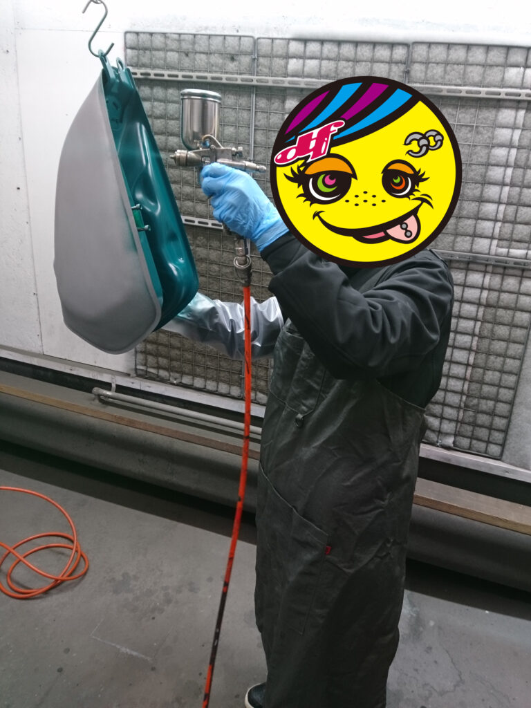 初めてのバイクカスタム【タンク塗装編】～DF-CRAFTで施工体験させてもらいました～ - RIDE-HACK