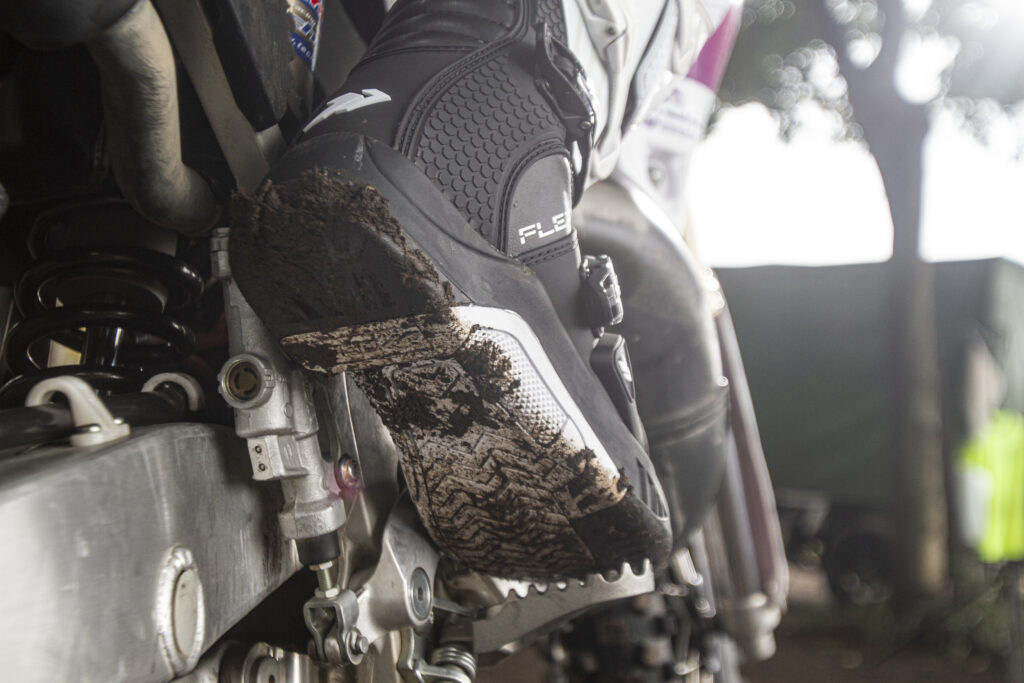 フラットソールとブロックソール、あなたはどっち派？ 用途や好みに合わせて使い分けたいDFG フレックスブーツ - RIDE-HACK