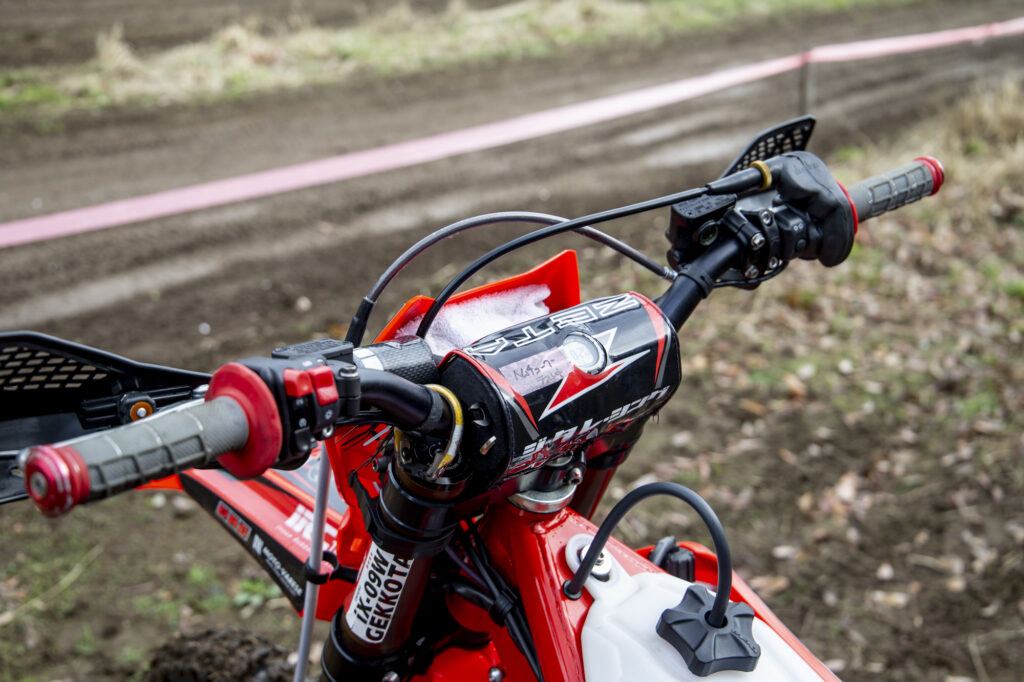 全てのパーツに意味がある、ロッシ高橋のX-TRAINER300に迫る - RIDE-HACK