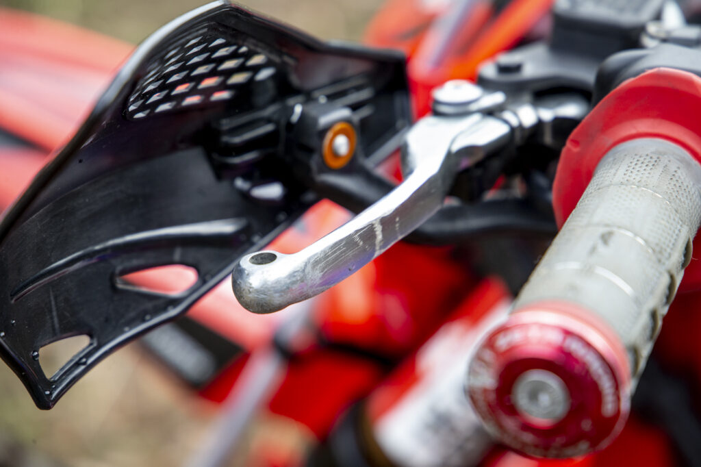 全てのパーツに意味がある、ロッシ高橋のX-TRAINER300に迫る - RIDE-HACK