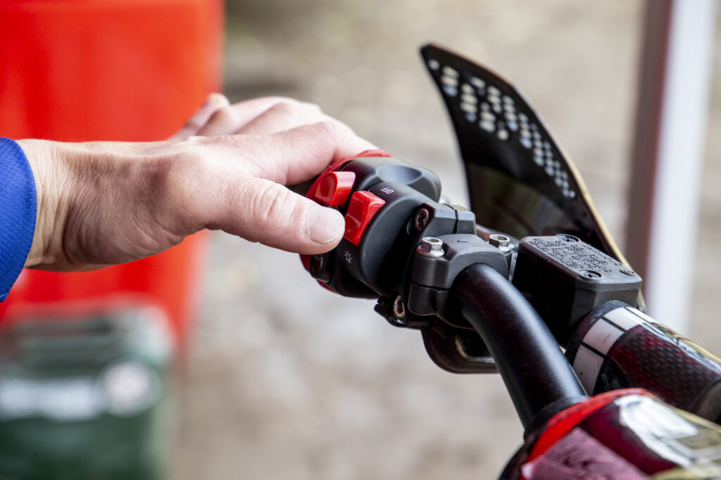 全てのパーツに意味がある、ロッシ高橋のX-TRAINER300に迫る - RIDE-HACK