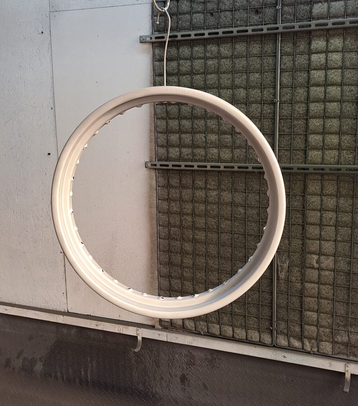 初めてのバイクカスタム【Vol.2ホイール塗装編】～DF-CRAFTで施工体験させてもらいました～ - RIDE-HACK