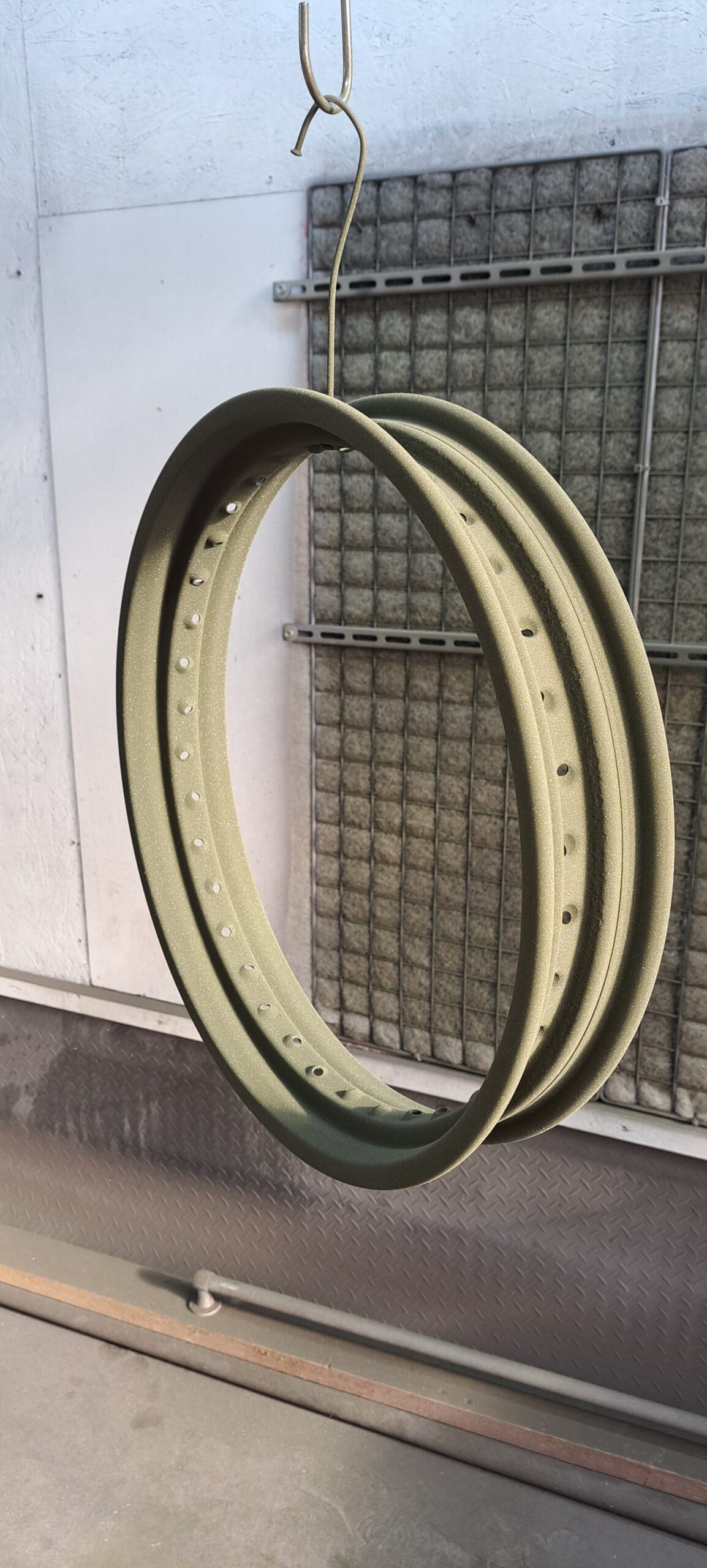 初めてのバイクカスタム【Vol.2ホイール塗装編】～DF-CRAFTで施工体験させてもらいました～ - RIDE-HACK