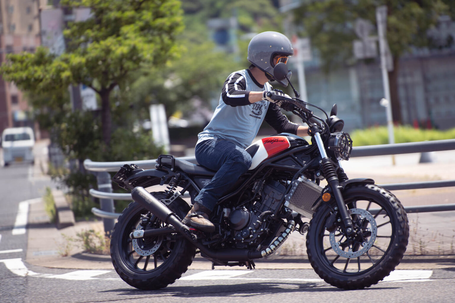 都会の道を駆け抜け、ダートへ誘う冒険の相棒。CL250カスタム「SCRAMBLER × FLATTRACKER」 - RIDE-HACK